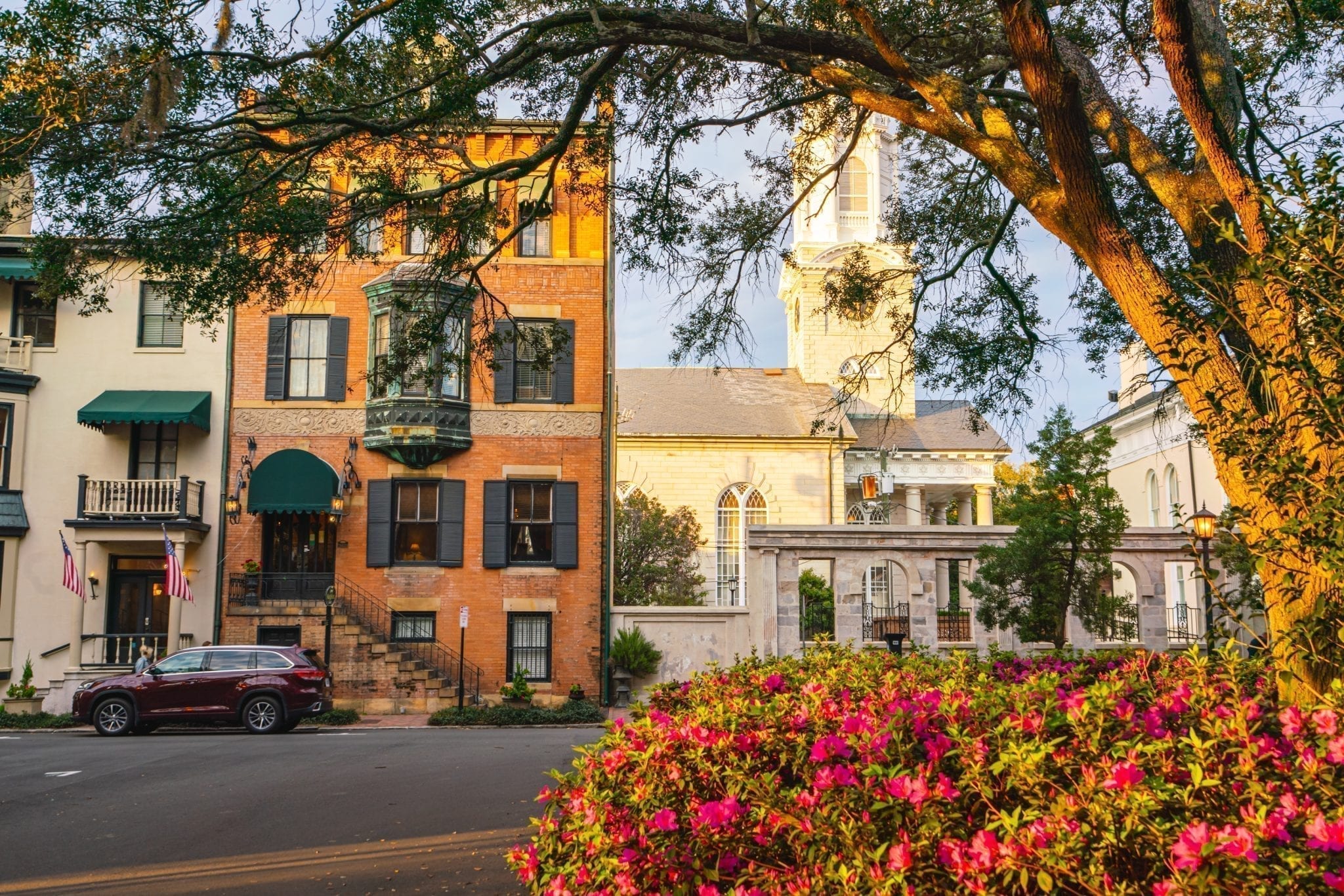 Savannah or Charleston: Which Lowcountry City is Right for You?