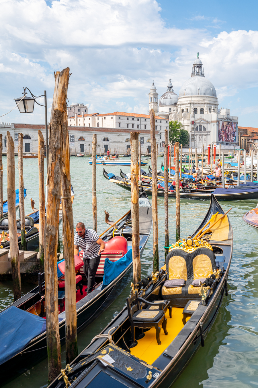 How to Take a Traghetto (Cheapest Gondola in Venice!)